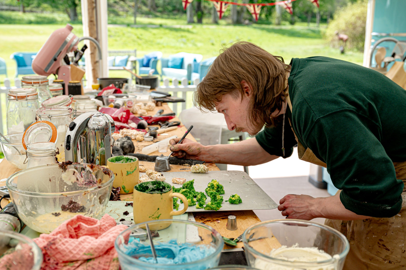 Why Do The Bake Off Contestants Wear The Same Clothes?