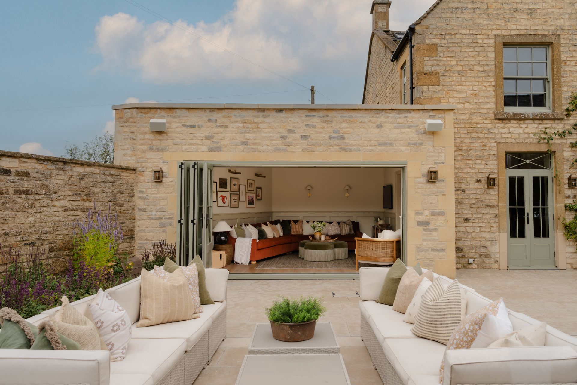 Closed:Win A £2.8M Cotswolds Home & Automatic Entry Into Raffle House's West Sussex Home Draw